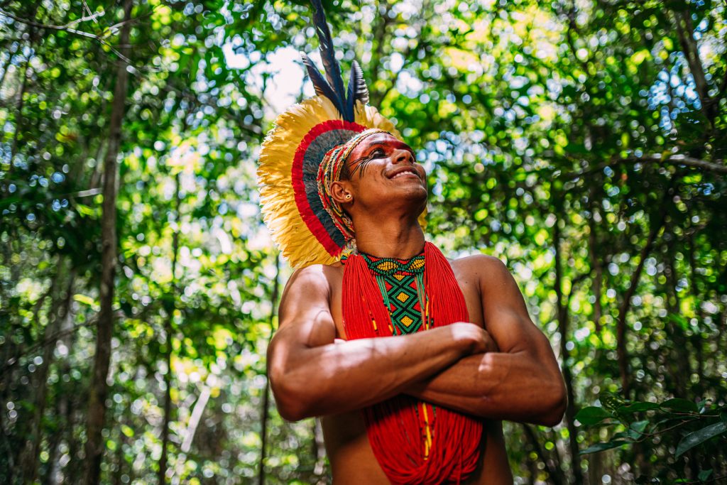Les peuples indigènes de la forêt amazonienne au Brésil et le chef ...