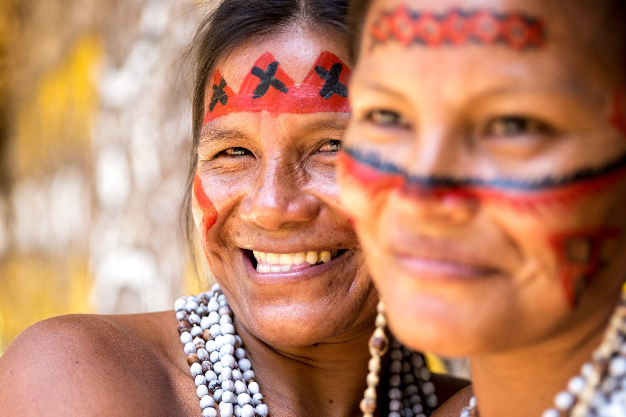 Les peuples indigènes de la forêt amazonienne au Brésil et le chef ...